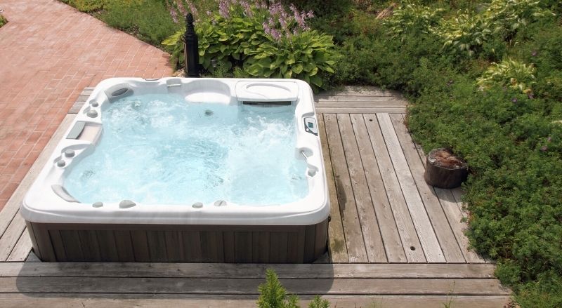 Jacuzzi d'extérieur : comment bien le choisir & l'installer ...