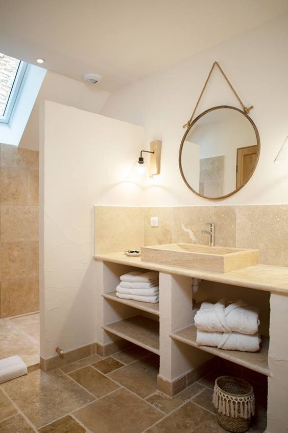 Salle de bain travertin : 7 inspirations pour l'adopter !| MesDépanneurs.fr