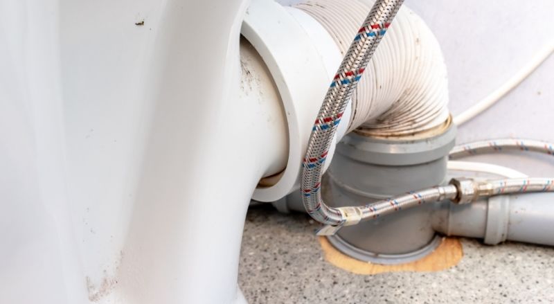 Fuite pipe WC : causes et solutions pour réparer cette évacuation ...